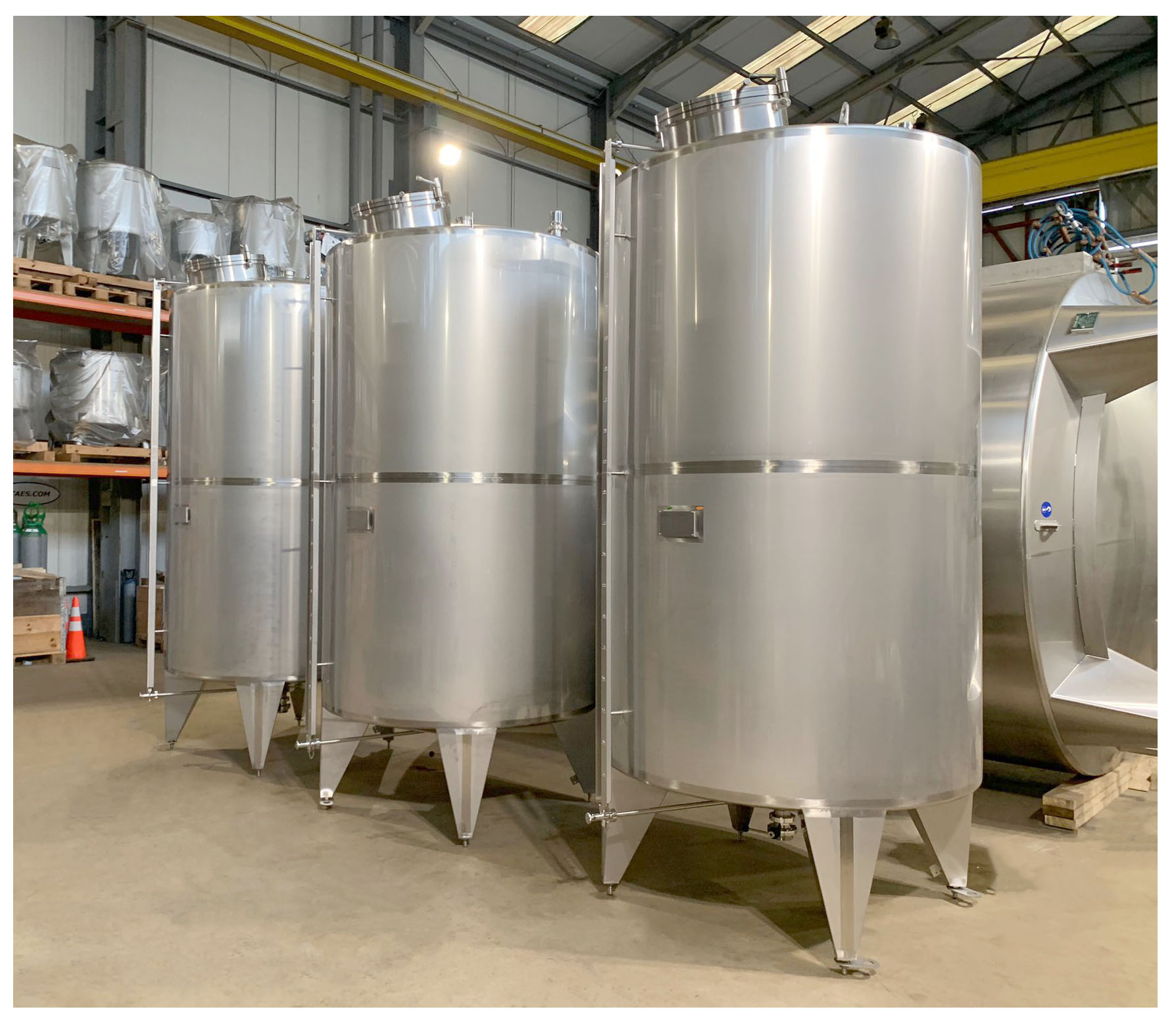 3 x Brand new 5.200L stainless-steel AISI316L vertical mixing tanks.